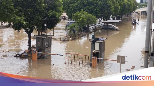 Cerita Momen Banjir Terjang Basement Mal Mega Bekasi hingga Motor Terendam
