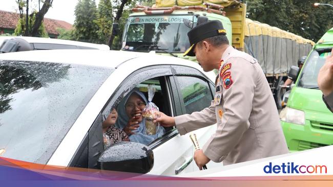 Kapolres Grobogan Bagikan Ratusan Paket Takjil ke Pengguna Jalan