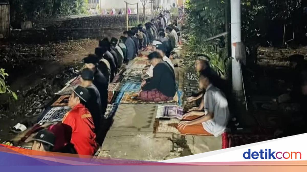 Viral Salat Tarawih Dapat Amplop Uang di Malang, Jemaah Membeludak