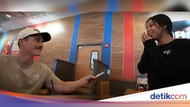 YouTuber Ini Beri Tip Rp 8 Juta Usai Prank Pelayan Resto