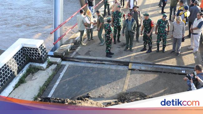 Penampakan Jembatan Penghubung Desa di Sukabumi Putus Diterjang Banjir