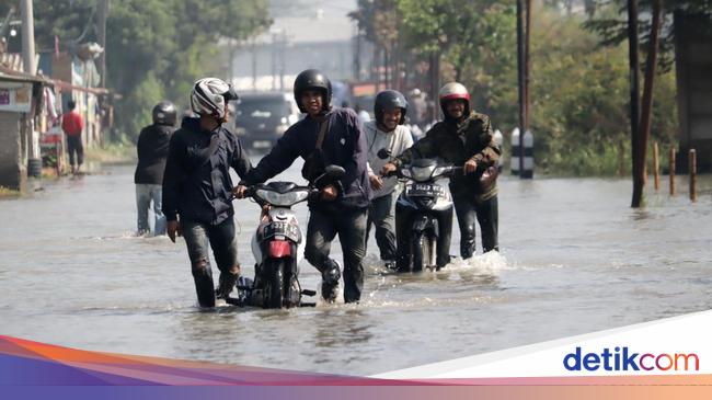 Banyak Motor Mogok gegara Nekat Terjang Banjir di Sapan Bandung