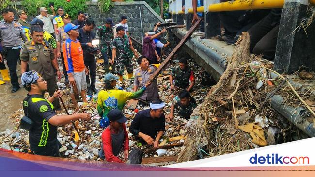 Diajak Dedi Mulyadi, Pejabat Sukabumi Berjibaku di Sungai Cipalabuhan