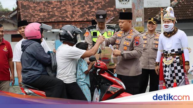 Momen Kapolres Wonogiri Bagikan Ratusan Takjil Gratis ke Pengguna Jalan