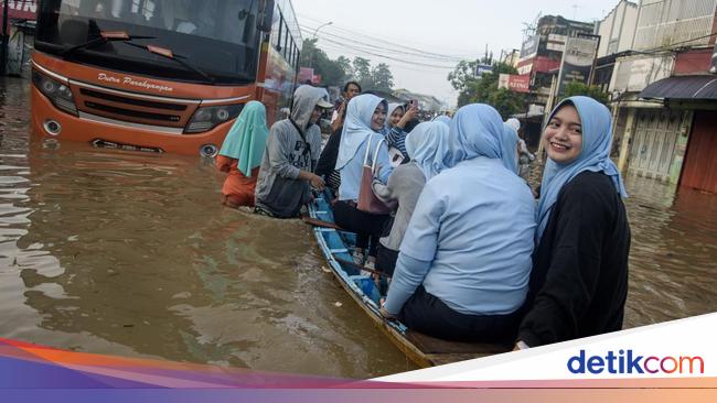 Potret Pekerja di Dayeuhkolot Naik Ojek Perahu Terobos Banjir