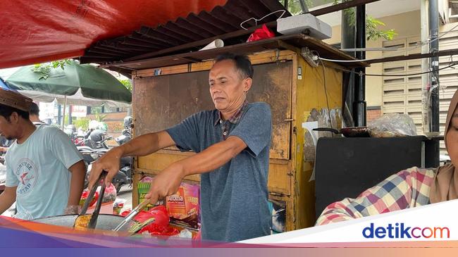 Sopir Banting Setir Jual Gorengan saat Ramadan, Raup Jutaan Rupiah per Hari