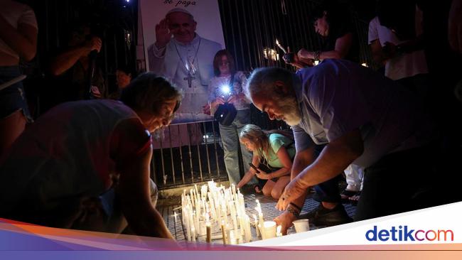 Warga Argentina Gelar Doa dan Pawai Lilin untuk Kesembuhan Paus Fransiskus