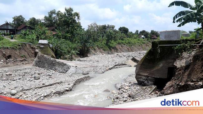Potret Jembatan Ambruk Diterjang Banjir Bandang di Bojonegoro