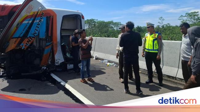 Bus Rosalia Indah Terguling di Tol Batang, 3 Korban Dilarikan ke RSI Kendal