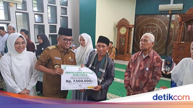 Gelar Safari Ramadan, Andra Soni Sampaikan Bakal Bangun Jalan Desa di ...