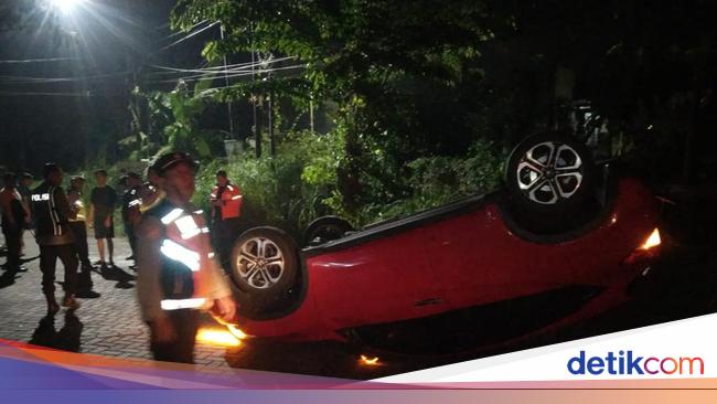 Kaca Berembun Bikin Celaka, Mobil di Surabaya Terbalik Usai Tabrak Pembatas
