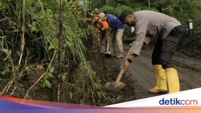 Polisi hingga Warga Bersihkan Material Tebing Longsor di Lereng Bromo