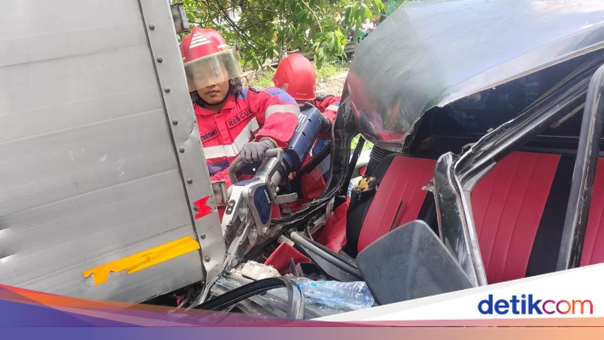 Truk Boks Tabrak Pikap di Surabaya, Salah Satu Sopir Terjepit