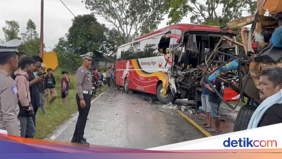 Bus Gumarang Jaya dan Truk Laga Kambing di Solok, Dua Sopir Terjepit
