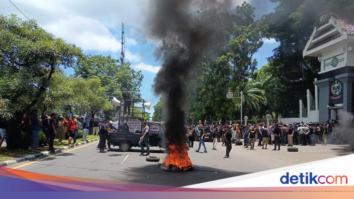 Driver Ojol Demo di Kantor Gubernur Sulsel, Massa Tutup Jalan Urip ...