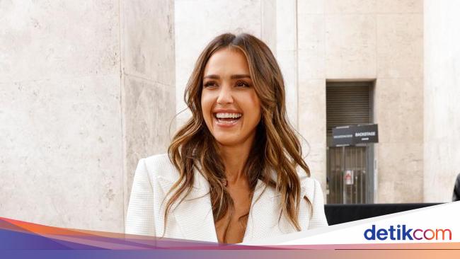 Jessica Alba Pacari Aktor Captain America Setelah Cerai, Kepergok Ciuman