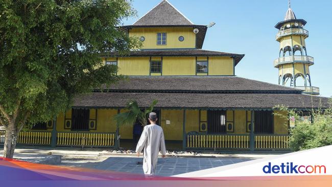 Melihat Masjid Tertua yang Dibangun dari Kayu Ulin Khas Kalimantan Timur