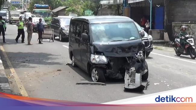 Laka Karambol di Jalan Jogja-Solo, Gran Max Ringsek Dihantam Kijang