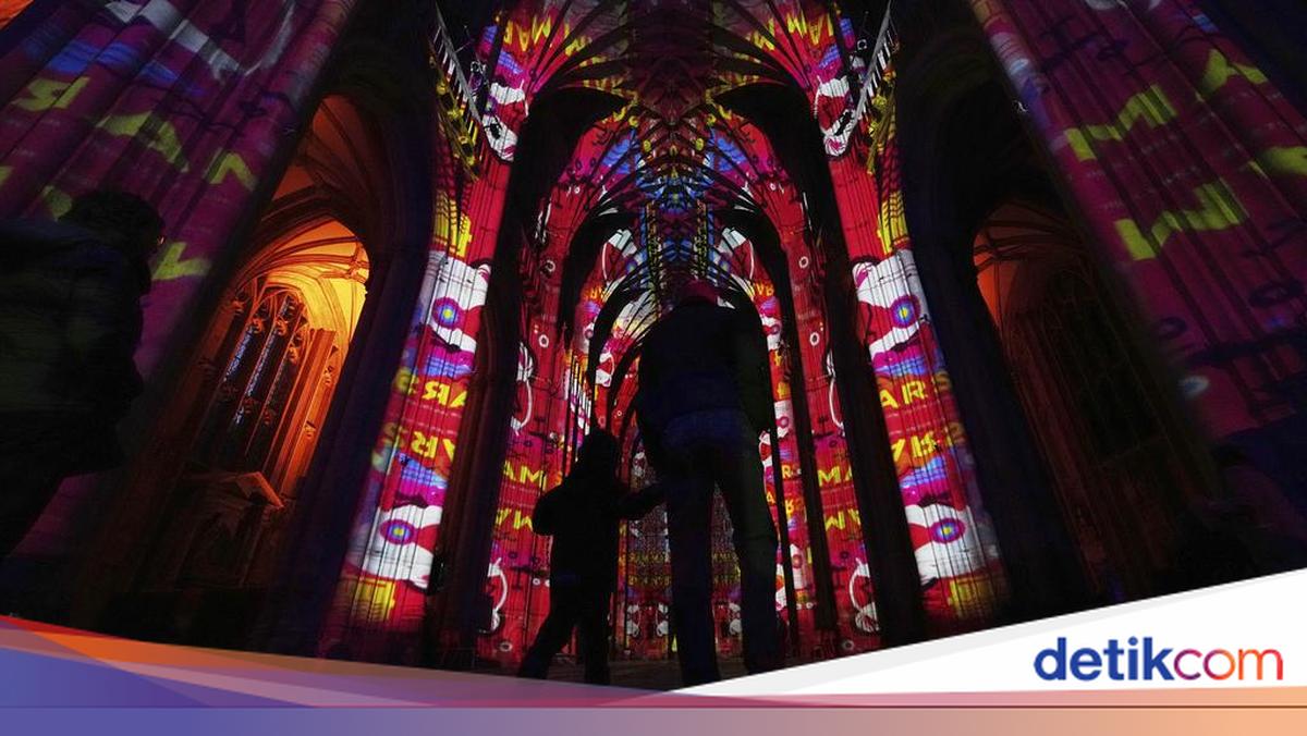 Warna-warni Seni Cahaya Sinari Makam Jane Austen di Katedral Winchester