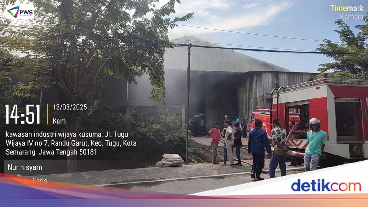 Pabrik Kayu di Kawasan Industri Wijayakusuma Semarang Terbakar