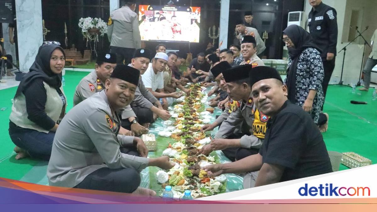 Simbol Kesederhanaan, Wartawan Mojokerto Bukber Nasi Liwet Bareng Kapolres