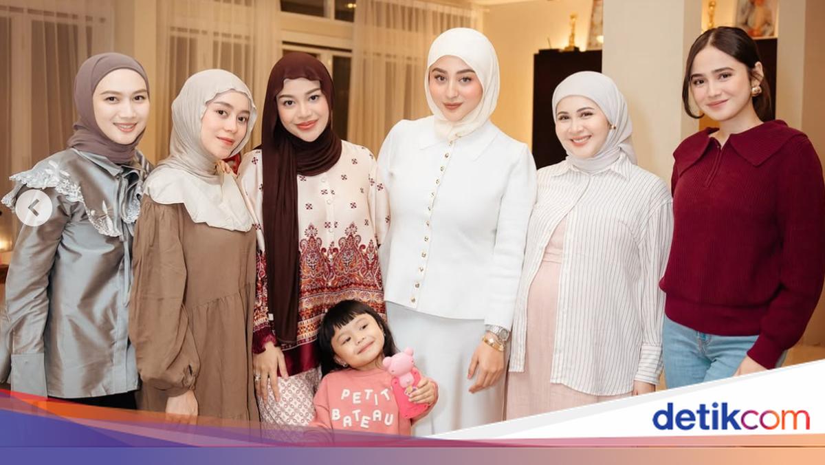 7 Potret Kompak Geng Artis Mamayu Saat Bukber, Bisa Jadi Inspirasi Gaya