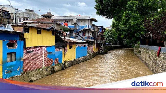 Bayang-bayang Ketakutan Kala Sungai Cikapundung Meluap