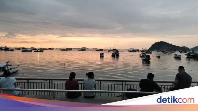 Menikmati Sunset-Pinisi Berlabuh, Cara Warga-Turis Ngabuburit di Labuan Bajo