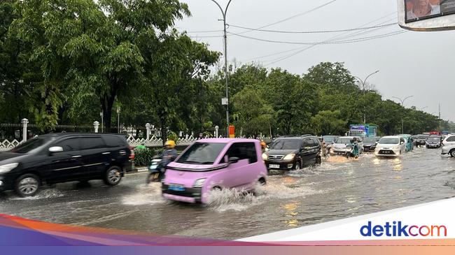 Jalan Depan Kantor Gubernur Sulsel Terendam Banjir Sore Ini, Lalin Padat