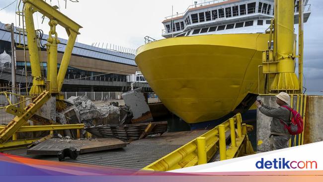 Penampakan Kapal Tabrak Dermaga Eksekutif Pelabuhan Merak