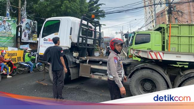 Truk Kontainer Mogok Melintang di Jalan Radar Auri Depok, Lalin Macet