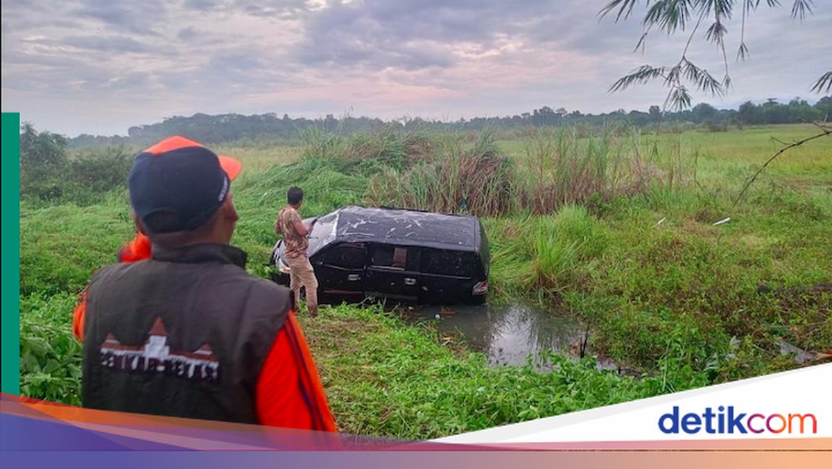 Puting Beliung Terjang Bekasi: Mobil Terhempas, Rumah dan Tower BTS Roboh
