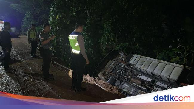 Bus Bawa Rombongan Pengajian Terguling di Pracimantoro Wonogiri, 1 Tewas