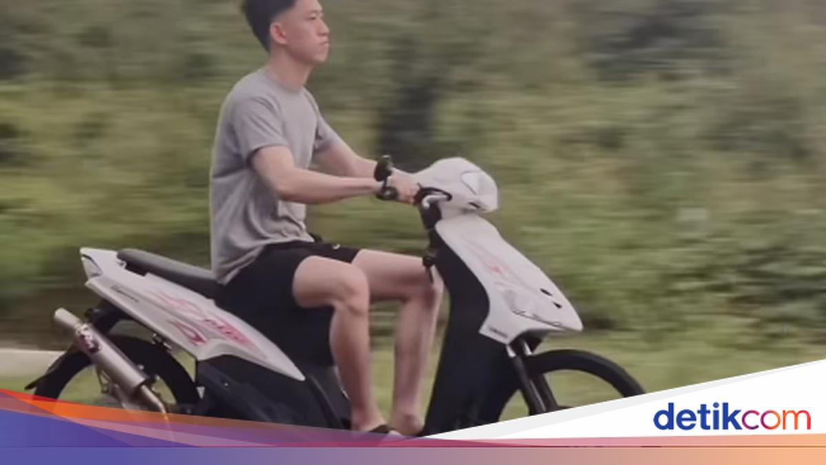 Rich Brian 'Cosplay' Jadi Ngabers Kabupaten, Geber Mio Karbu Tak Pakai Helm
