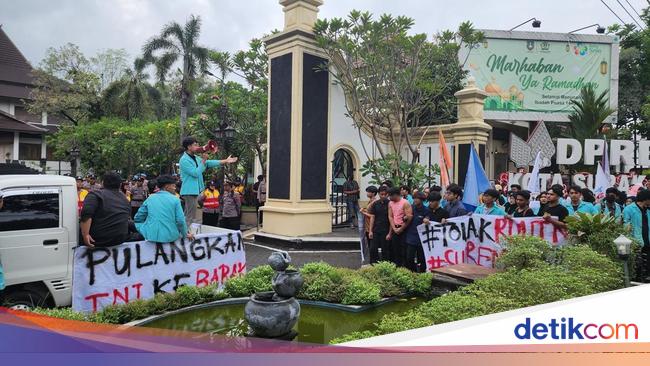Mahasiswa UNS Demo Tolak RUU TNI di Depan DPRD Solo