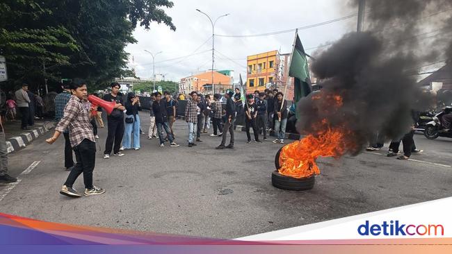 Mahasiswa Demo Tolak Revisi UU TNI di DPRD Sulsel, Jalan ke Flyover Ditutup