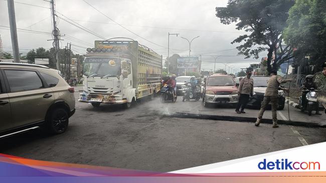 Mahasiswa Demo Tolak Revisi UU TNI di DPRD Sulsel Bubar, Lalin Kembali Lancar