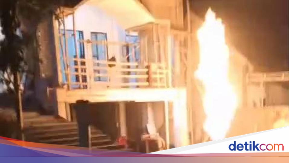 Api Setinggi 6 Meter Menyembur dari Sumur Bor di Bojonegoro