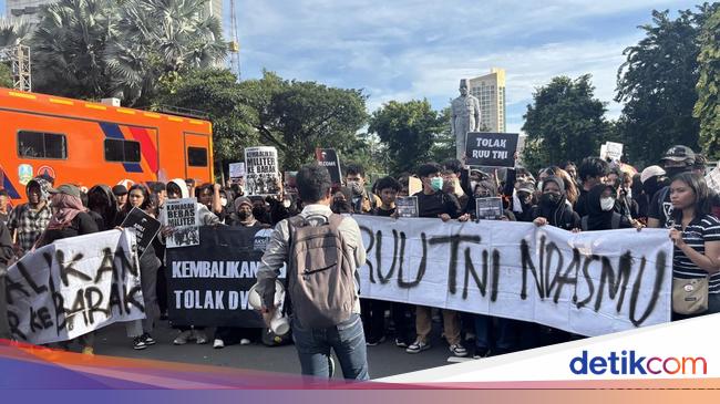 Demo Tolak RUU TNI Warnai Apel Operasi Ketupat 2025 di Surabaya