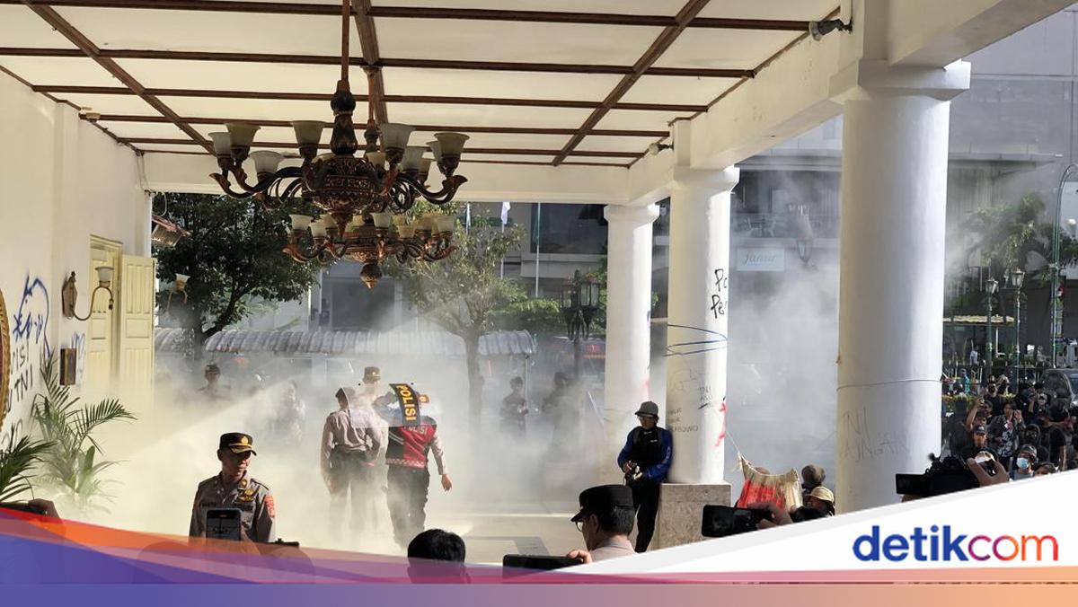 Massa Tolak UU TNI di DPRD DIY Rusuh: Bakar Sampah-Sulut Petasan