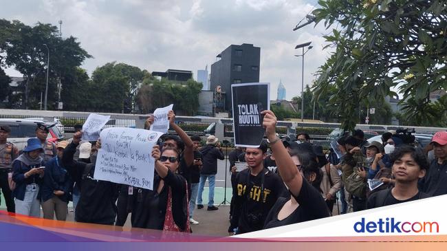 Massa Aksi di Depan DPR: Banyak Pasal Bermasalah di RUU TNI