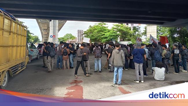 Demo Tolak Revisi TNI di Flyover Jalan Urip Sumoharjo Makassar, Lalin Macet