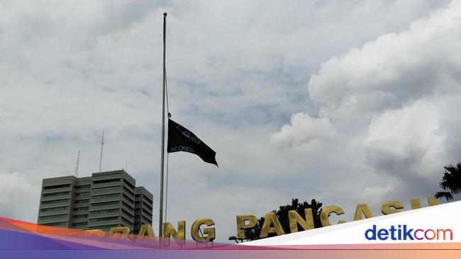 Massa Tolak RUU TNI di DPR Kibarkan Bendera 'Indonesia Gelap' Setengah ... Massa Tolak RUU TNI di DPR Kibarkan Bendera 'Indonesia Gelap' Setengah ...