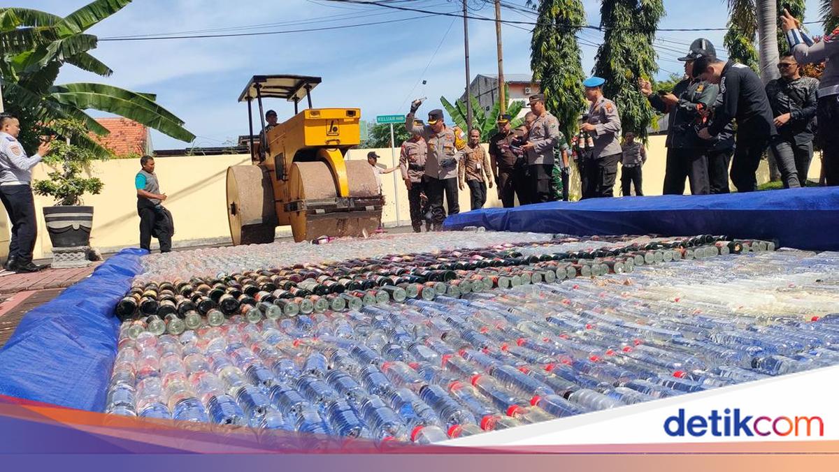1.664 Botol Miras di Probolinggo Dimusnahkan Dengan Alat Berat