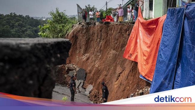 Jalan Pinggir Tol Jatingaleh Semarang Ambles Berujung Belasan Warga ...
