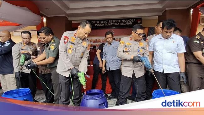 Polda Sumsel Musnahkan 17,53 Kg Sabu-1.032 Ekstasi dengan Diblender