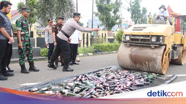 Polres Muba Musnahkan Ribuan Botol Miras Hasil Operasi Pekat Musi 2025