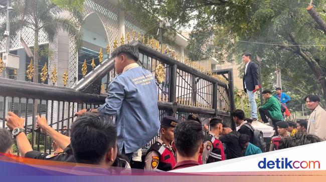 Puluhan Mahasiswa Bakar Ban di DPRD Sumut, Minta Erick Thohir Dipecat