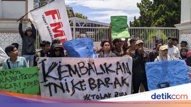 Mahasiswa Demo Tolak RUU TNI ke DPRD NTB, Sebut TNI Labil