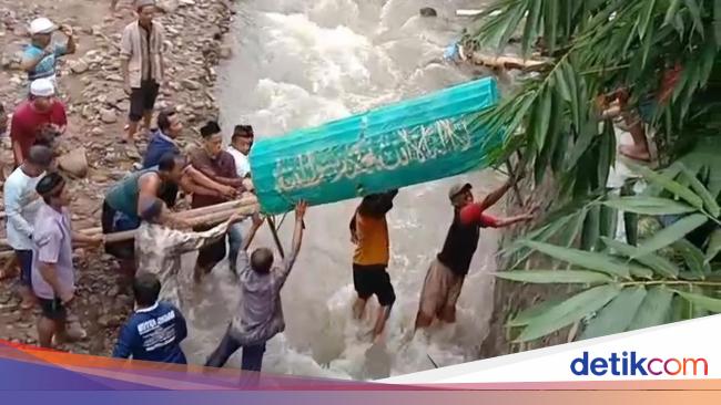 5 Fakta Dramatis Warga Ponorogo Seberangkan Keranda Usai Jembatan Putus